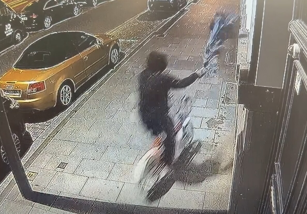 Man bekladt al fietsend Antwerps Vlaams Belang-kantoor met verf | Foto ...