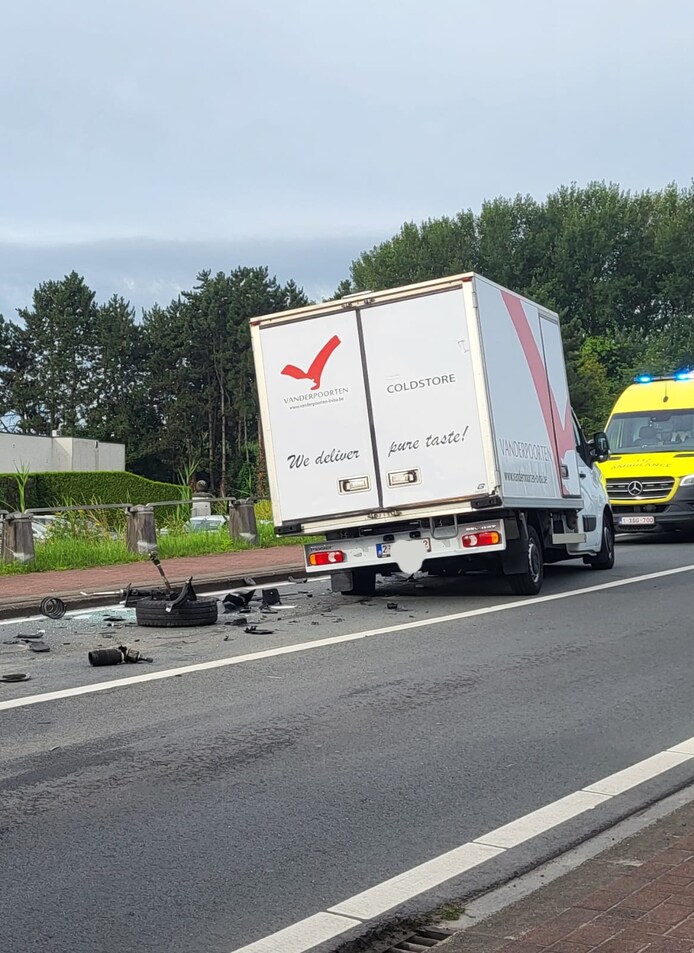 Porsche botst tegen lichte vrachtwagen: moeilijke ochtendspits op ...