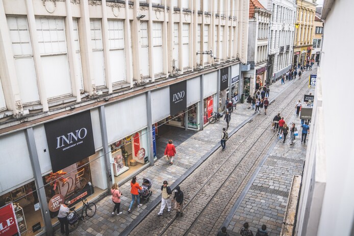 Dronken man (42) op heterdaad betrapt tijdens stelen van flesje parfum ...