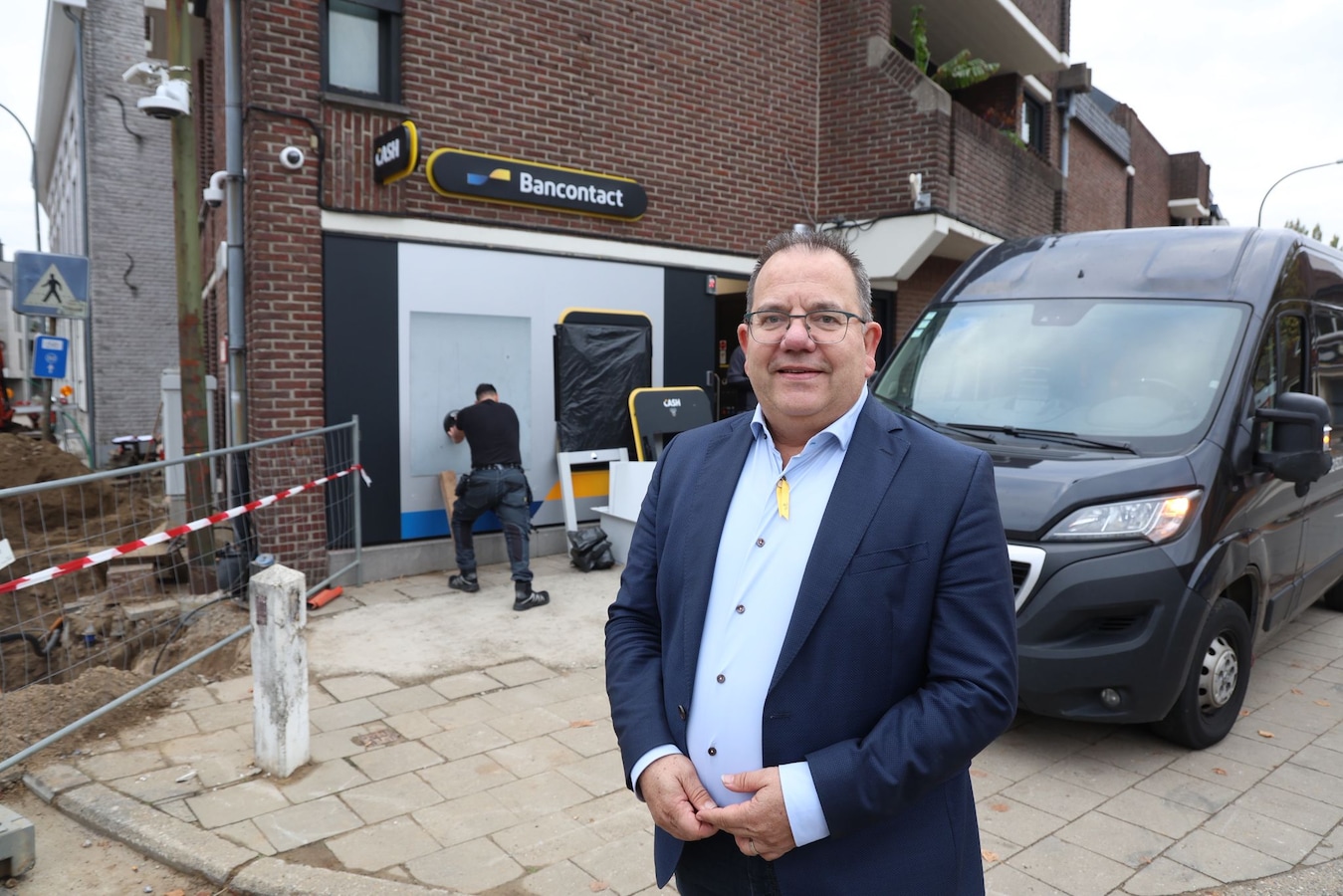 Beelden tonen hoe plofkrakers bankautomaat opblazen in Halen: “Dit zijn ...