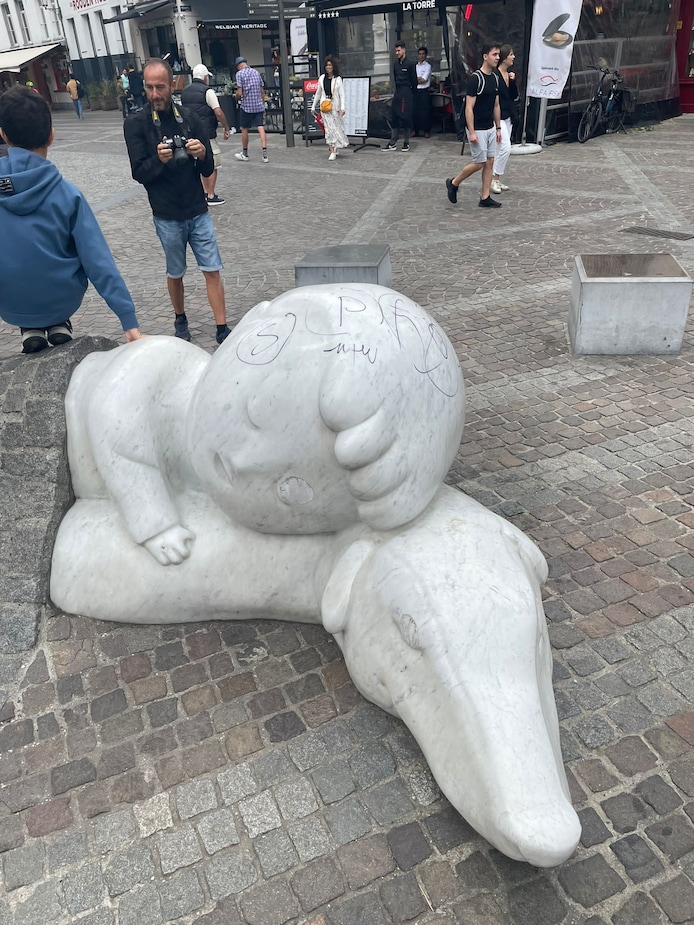 “Dom en belachelijk”: vandalen bekladden iconisch beeld van Nello en ...