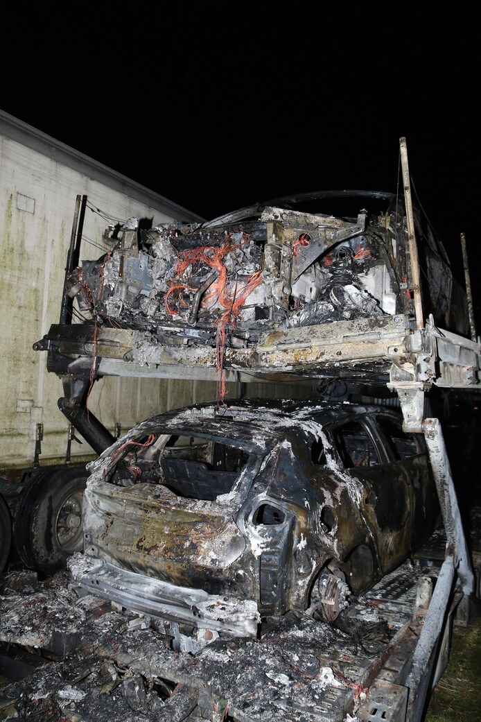 Vrachtwagen met nieuwe Volvo's brandt uit | Binnenland | hln.be