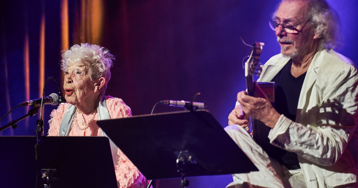 Alice Toen (101) pakt publiek in op Theater aan Zee tijdens voorlopig ...