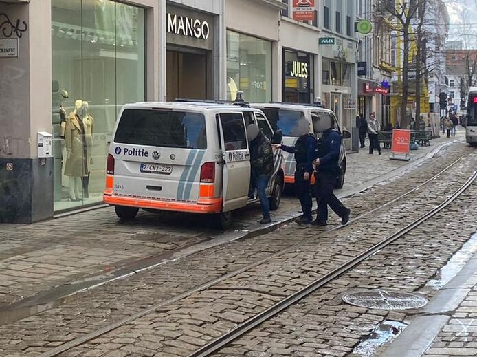 Dieven op heterdaad betrapt tijdens stelen van flesjes parfum in ...