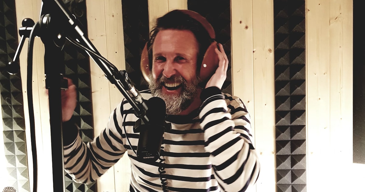 Nico, die onderbeen verloor bij zwaar ongeval, maakt muziekdebuut op zijn 47ste: “Corona heeft ...