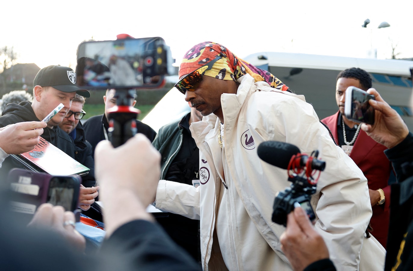 KIJK. Snoop Dogg in the house: Amerikaanse rapper bouwt feestje bij ...
