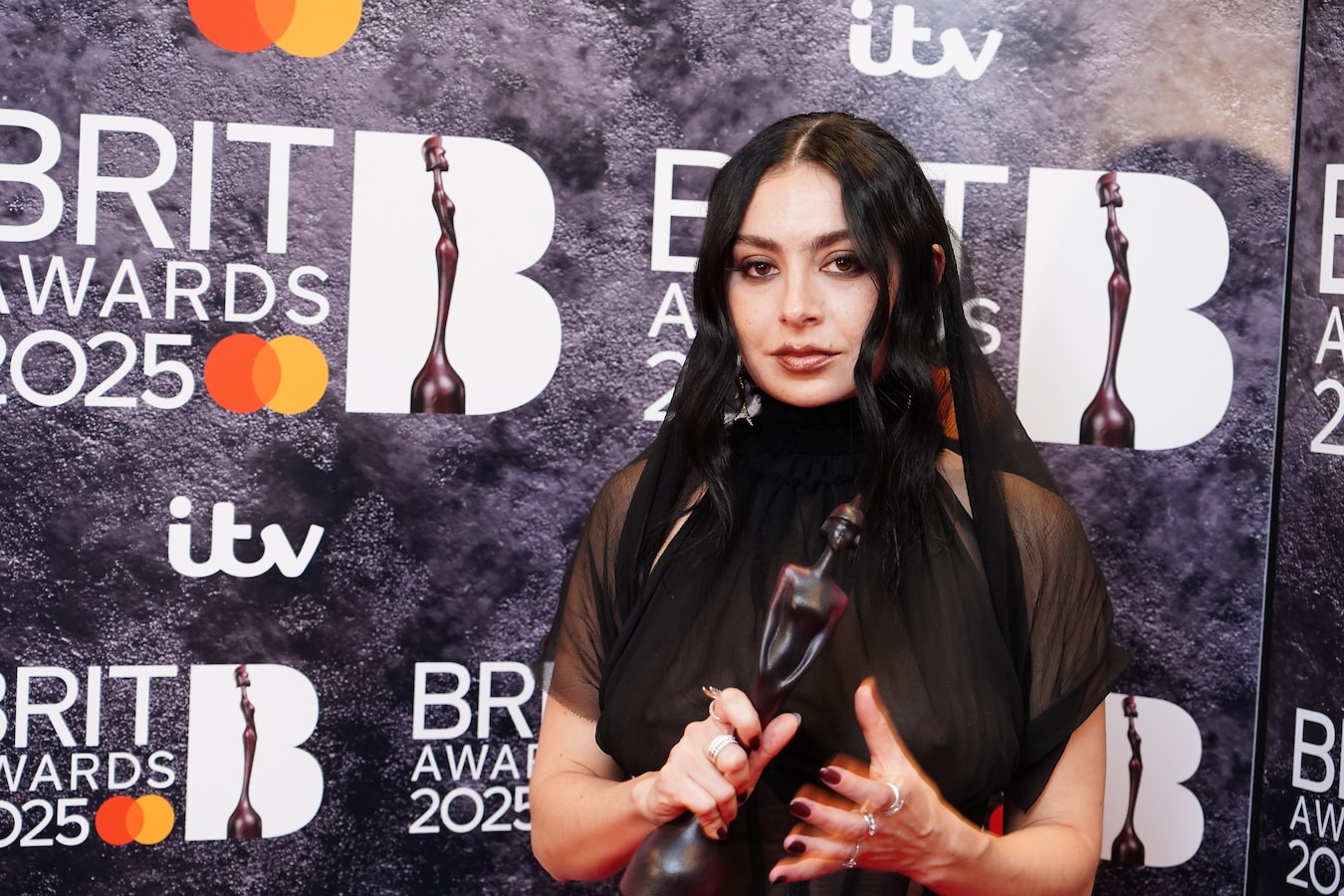 Charli XCX sleept vijf prijzen in de wacht en is de grote winnaar van ...
