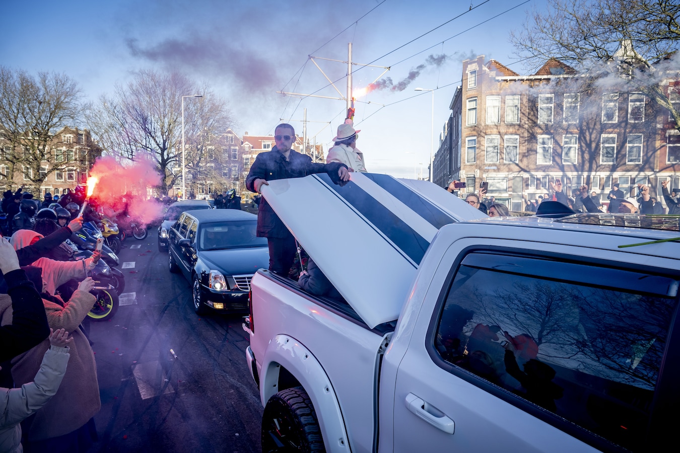 Emotioneel en opvallend afscheid van Jack (14), die stierf bij ...