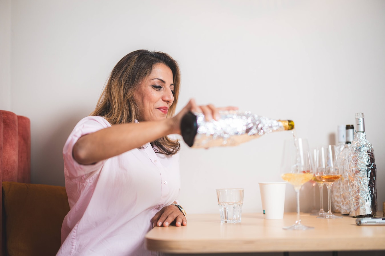 HLN-sommelier Sepideh proeft 7 wijnen van Bekende Vlamingen en ...