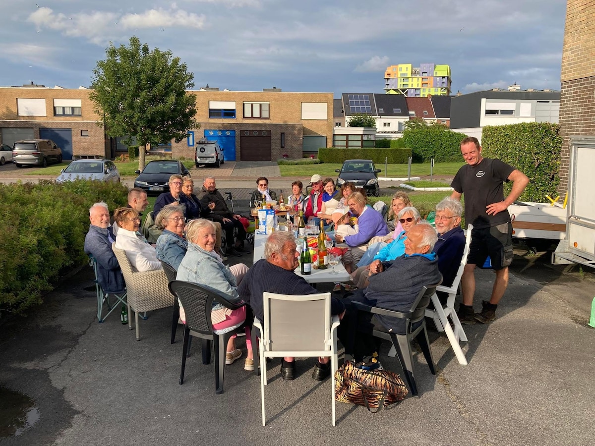 Knokke-Heist maakt inwoners warm voor ‘Stoep-eritief’: “Misschien ...