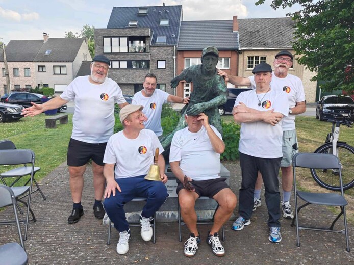 Zeven kaatsploegen nemen het tegen elkaar op tijdens kermiskaatsing KC ...