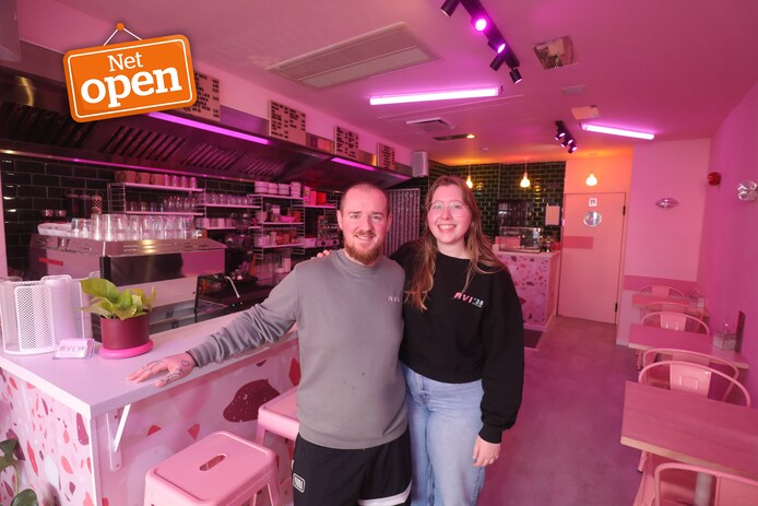 NET OPEN. Een vleugje disco en veel roze in nieuwe koffiebar Avi ‘38 ...