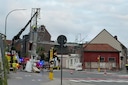 Stelling dreigt op rijbaan te vallen na aanrijding door vrachtwagen in ...