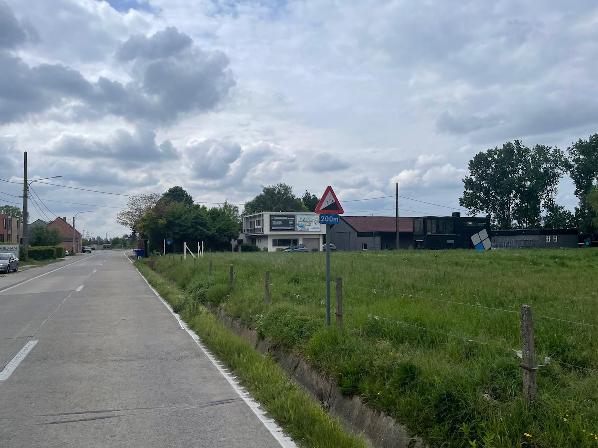Vandaal gooit al wekenlang met stenen naar auto’s in Waregem: “Dit zijn ...