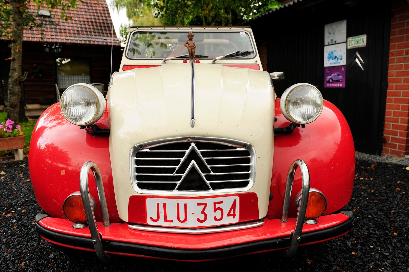 José (73) voor 50ste keer naar autokeuring met geitje dat hij zelf tot ...