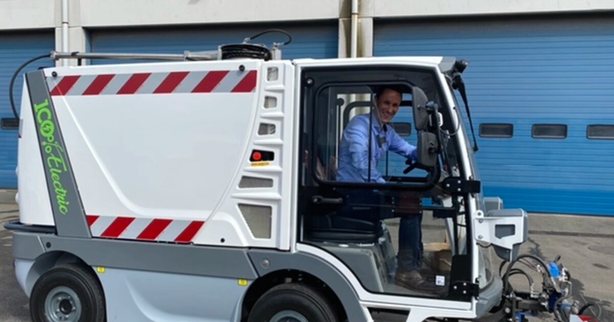Elektrische sproeiwagen houdt zeedijk en winkelstraten van Oostende ...