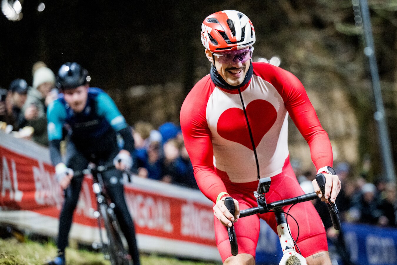 KIJK. Acid tegen de grond, Average Rob met hartjesoutfit en ...
