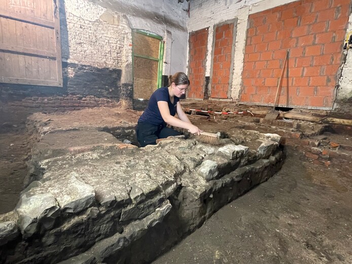 Opgravingen Oud Stadhuis: al 165 skeletten blootgelegd | Maldegem | hln.be