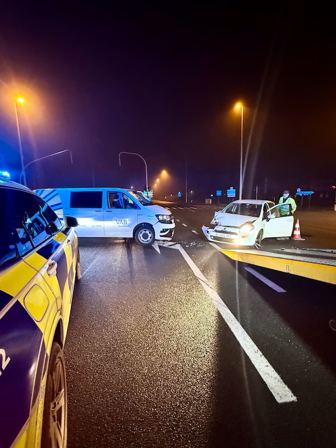 Auto’s botsen op R4 in Rieme, geen gewonden | Evergem | hln.be