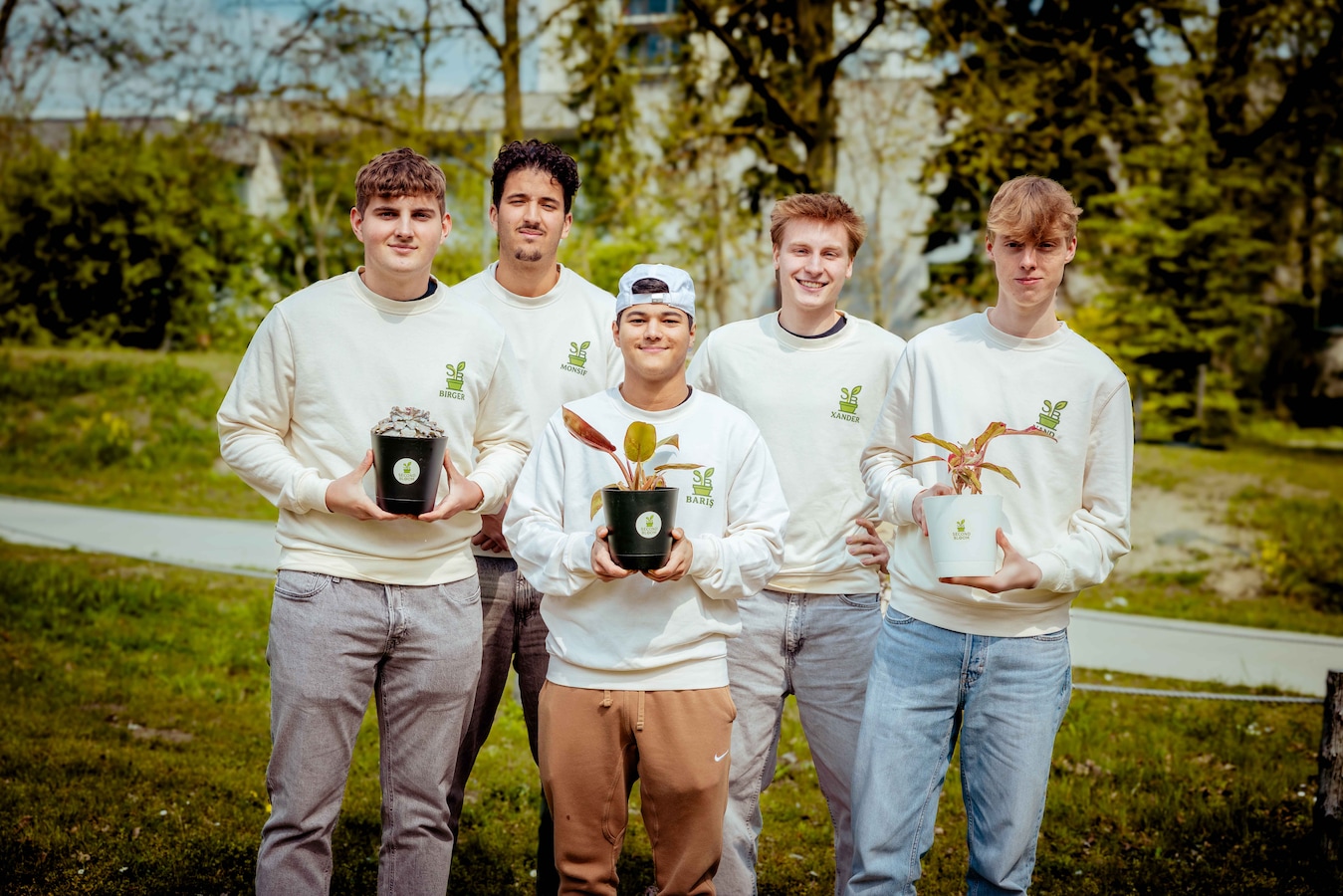 Studenten redden afgedankte kamerplanten: “Zelfs een plant verdient een ...