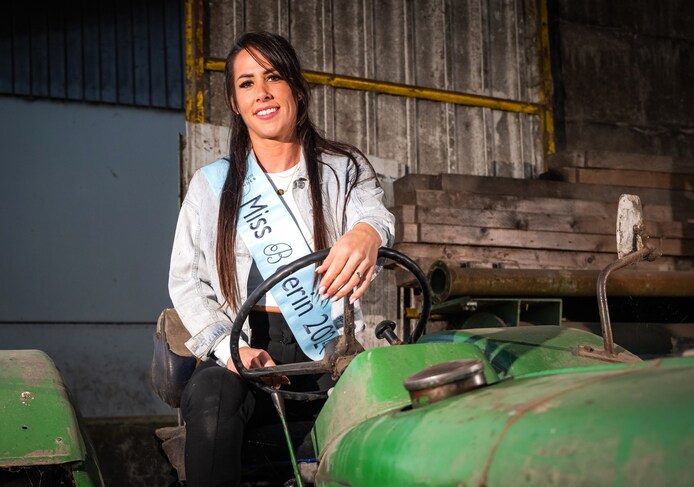 Knapste boerin Lindsay (33) wil koning op bezoek, maar die bedankt vriendelijk: “Al waardeert ...