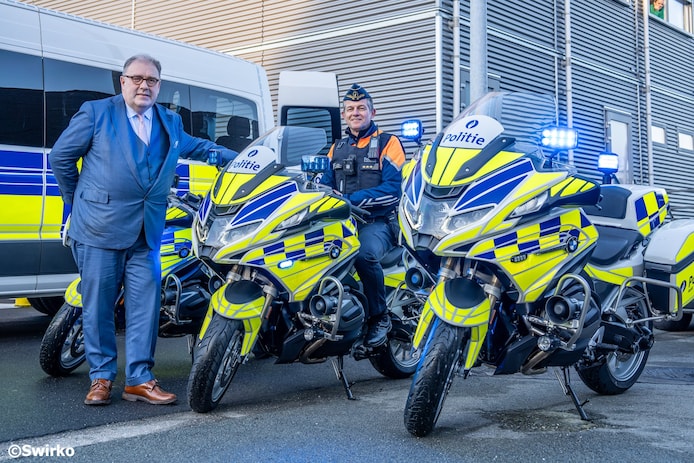 Politie neemt eerste voertuigen met ‘Battenburgpatroon’ in gebruik ...