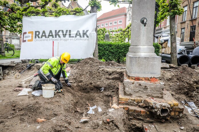 Beschilderde grafkelder uit 14de eeuw ontdekt onder Onze-Lieve-Vrouwekerkhof: “Ook al 45 ...