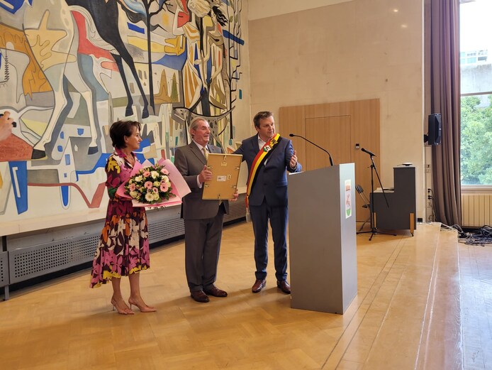 Stad Turnhout huldigt ondernemer Vic Swerts (84) als ereburger: “Je kan ...