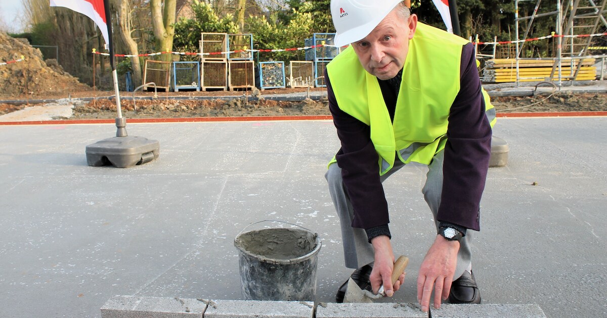 Bewoner Roger legt eerste steen van nieuwbouw Ter Linde | Hooglede | HLN.be