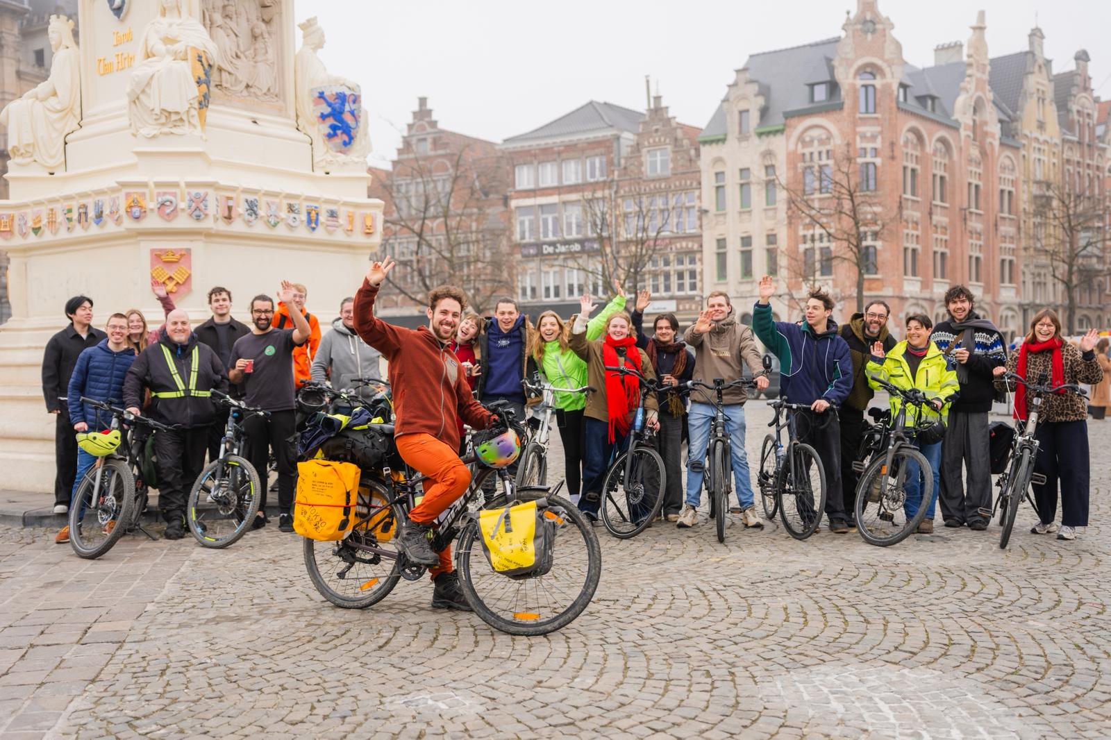 Matthias (26) fietst van Gent naar Tokio zonder plan: “Tegen december ...