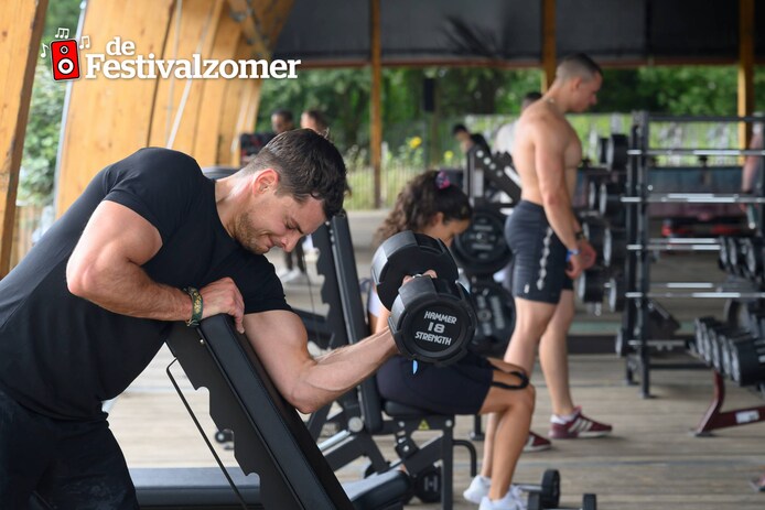 Zwoegen in de fitness op Tomorrowland: “Dit is mijn vaste stekje van de ...