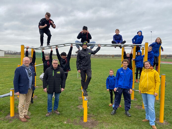 Buiten fitnessen kan voortaan op toestellen aan Stabroeks sportcentrum ...