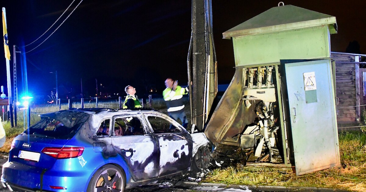 Auto gaat uit de bocht, rijdt hoogspanningscabine aan diggelen en ...