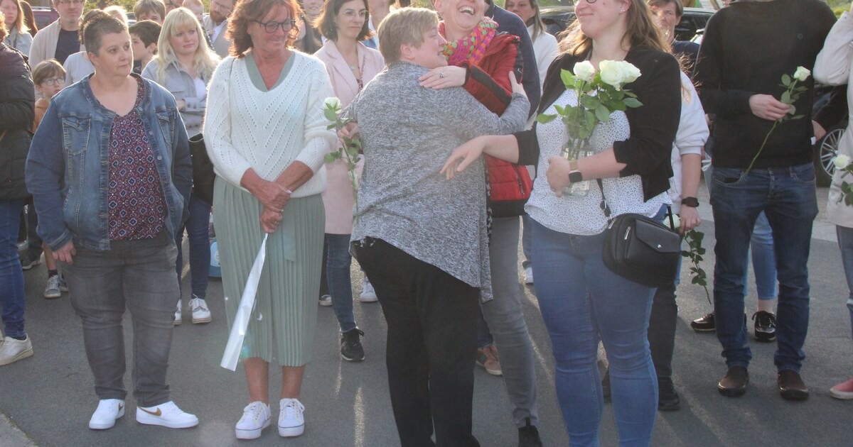 KIJK. Ouders en collega’s verrassen ‘Tante Kim’ van geschorste crèche na dood baby: “Dankzij hen ...
