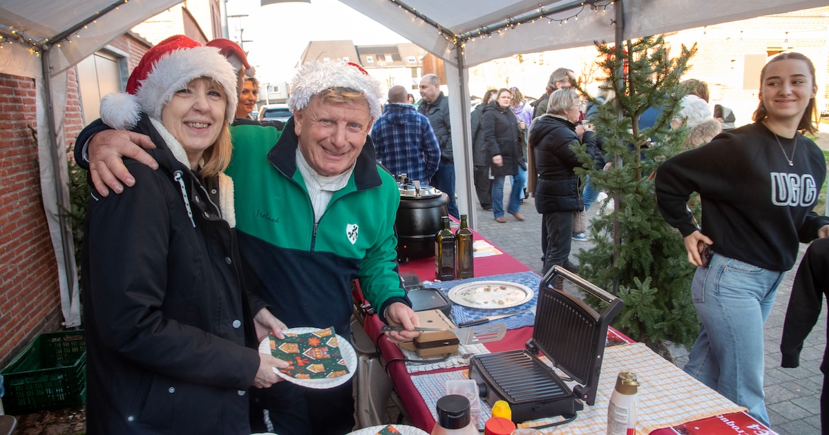 Drukke kerstmarkt aan Woonzorgcentrum Armonea en kerk Overbeke ...