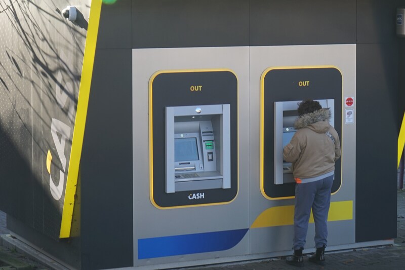 Deur naar CASH-punt in Aarsele staat op kier | Regio | HLN.be