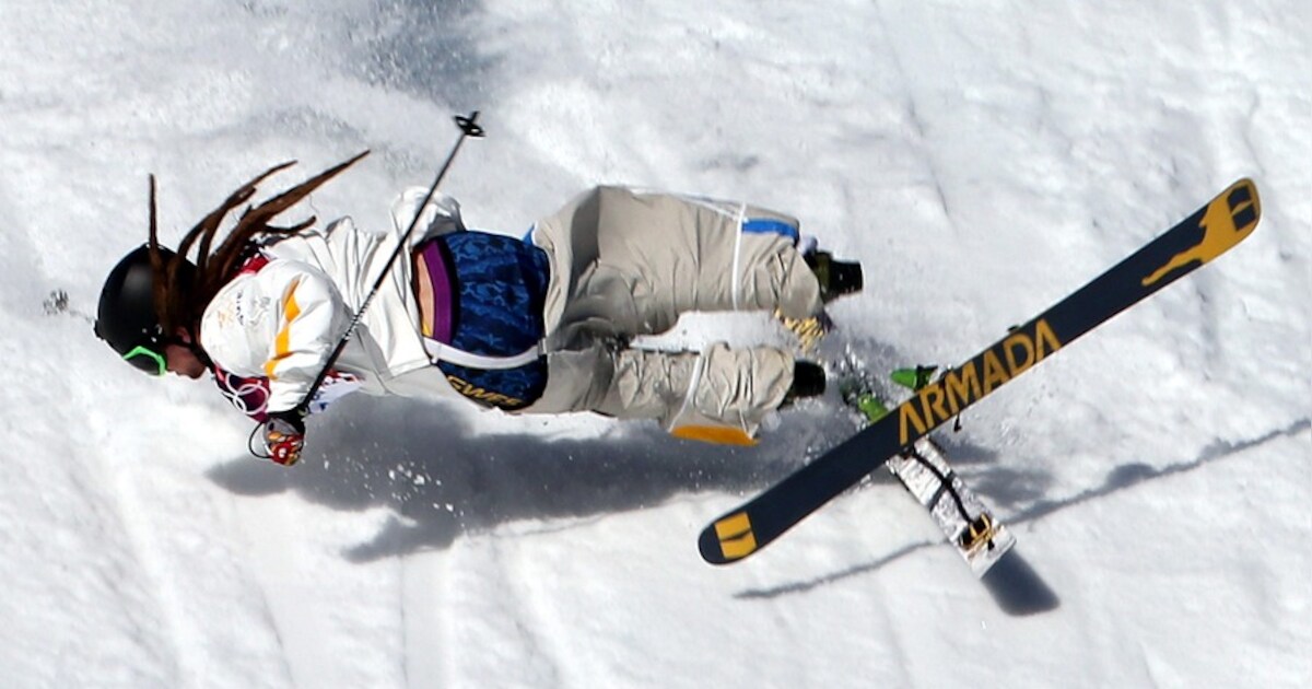 Excentrieke freestyleskiër komt ten val en toont de wereld zijn ...