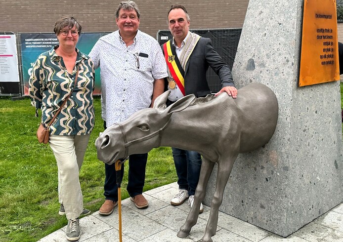Standbeeld ‘de koppige ezel’ is ode aan inwoners 900-jarig Kuurne ...