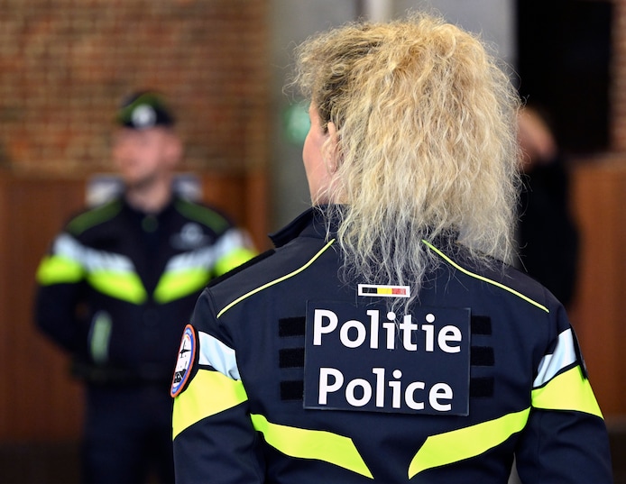 Nieuw politie-uniform is er nog niet, maar namaakversie is wel al online te koop | Binnenland ...