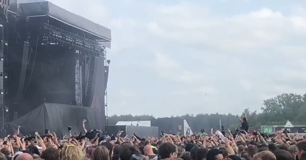 VIDEO. Rolstoelgebruiker crowdsurft mee op Graspop | Dessel | HLN.be