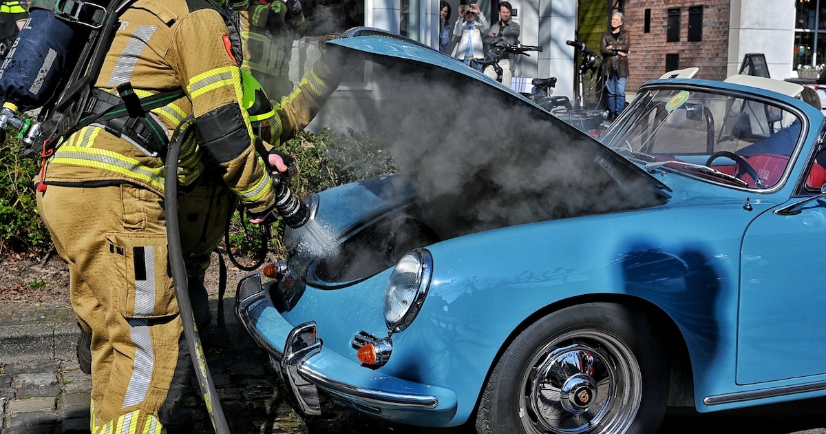 KIJK. Man haalt Porsche uit jaren 60 voor het eerst dit jaar uit de ...