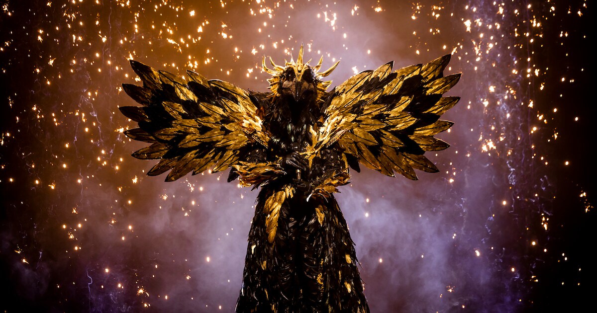 Wie verschuilt zich achter het masker van Raaf in ‘The Masked Singer ...