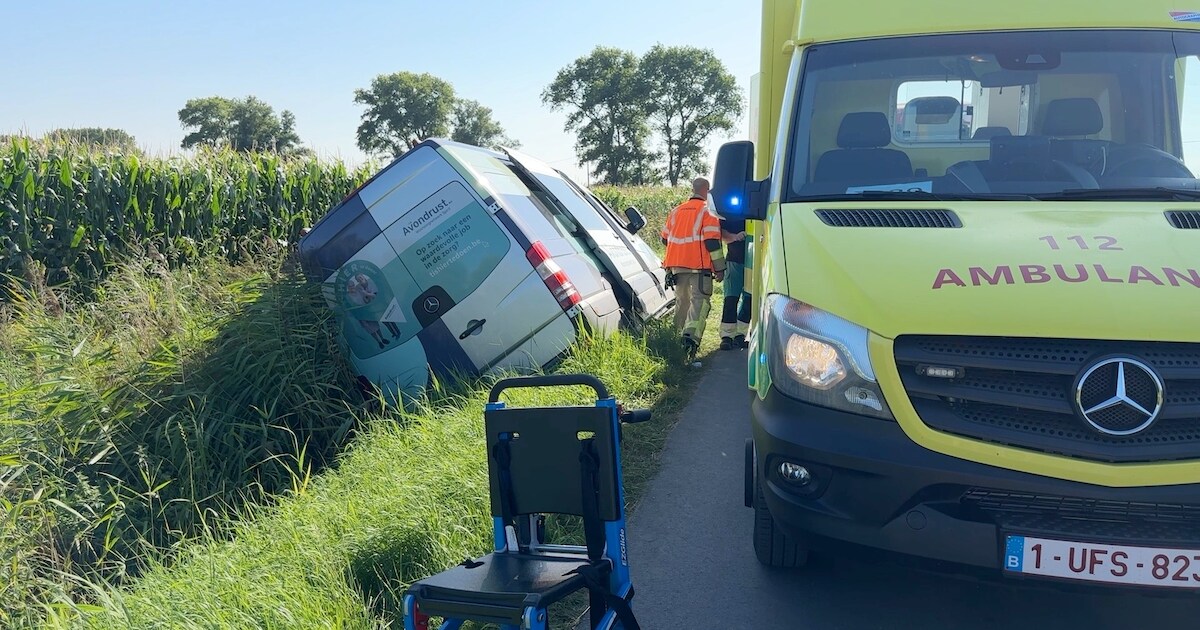 Busje met vijf bejaarden belandt in gracht na uitwijkmanoeuvre voor ...