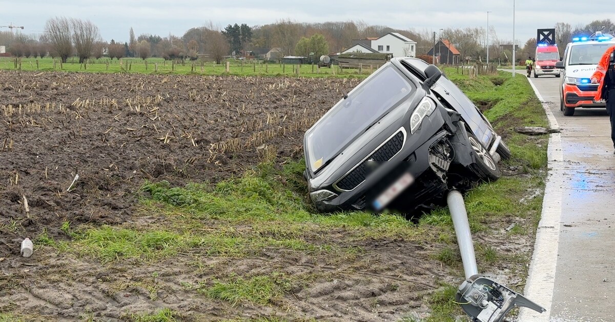Bestelwagen eindigt in gracht in Beernem | Beernem | HLN.be