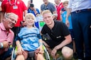 IN BEELD: Kevin De Bruyne maakt tijd voor fans op eigen KDB Cup | Foto ...