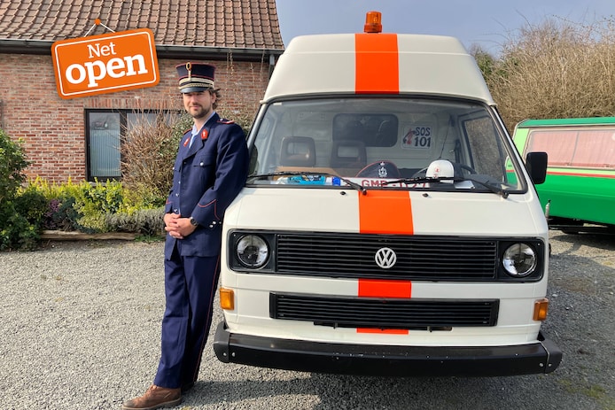 NET OPEN. Jarne (26) serveert burgers vanuit oude Rijkswachtbus ...