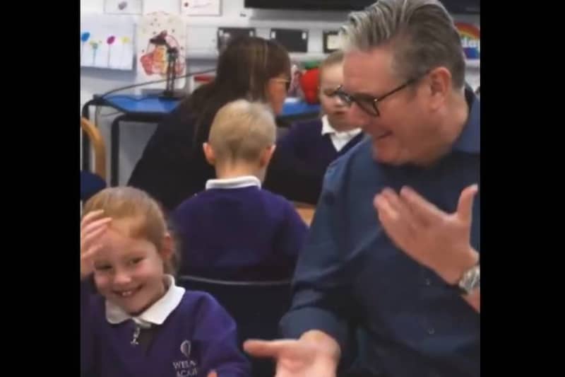 Britse premier Keir Starmer zet hele klas aan tot ‘6 7’-gebaar, maar ...