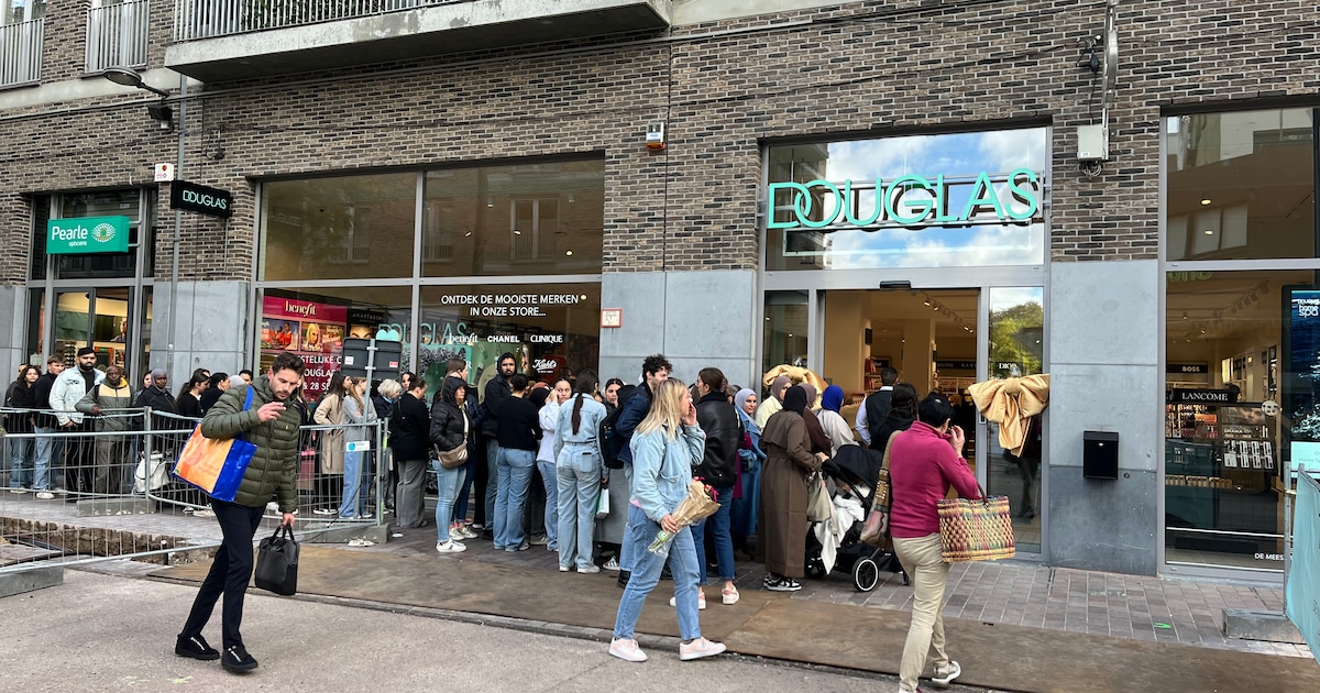 Stormloop bij de opening van winkelketen Douglas in Genk: 800 mensen in ...