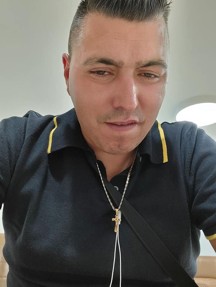 Moeder van doodgeschoten Alexander (41) getuigt: “In ons thuisland ben ik mishandeld door ...