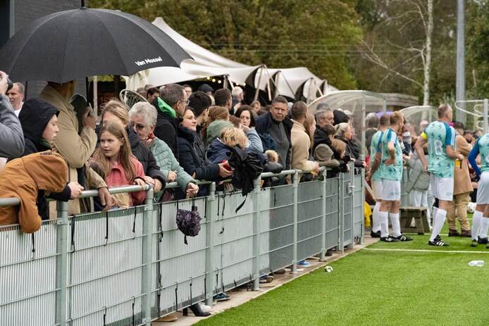 Benefietmatch voor leukemiepatiënt Loïc (4) lokt paar honderd man naar ...